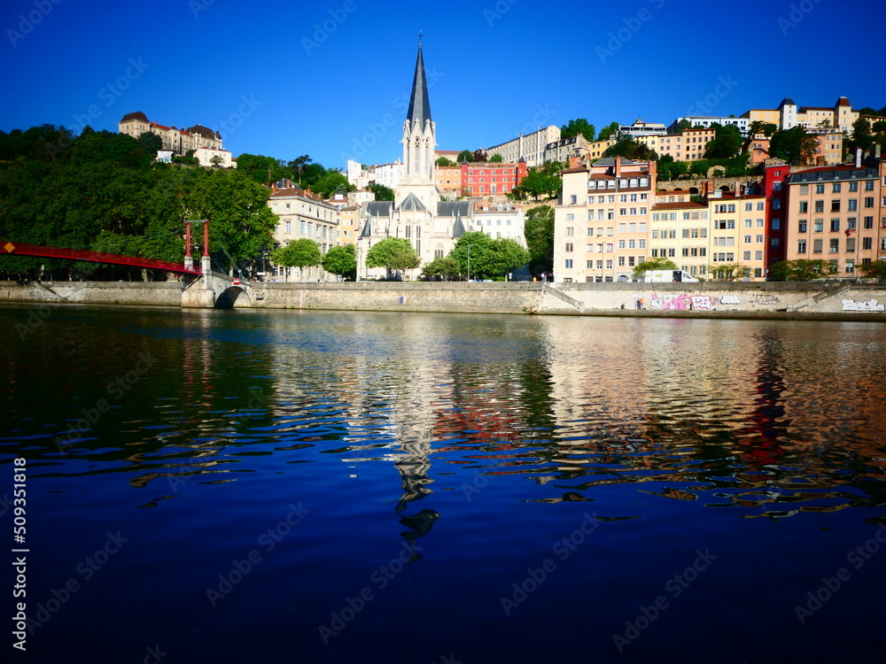 Les quais de Saône à Lyon avec vue sur le quartier du Vieux Lyon au ...