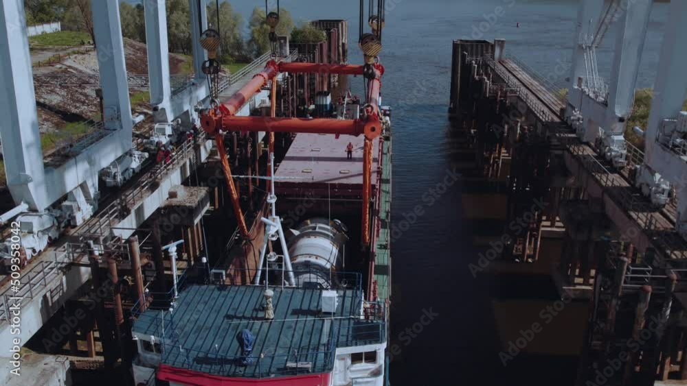 Unloading of a chemical reactor in a port terminal using a gantry crane ...