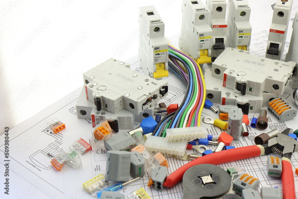 Automatic current switches and materials for the installation of the ...