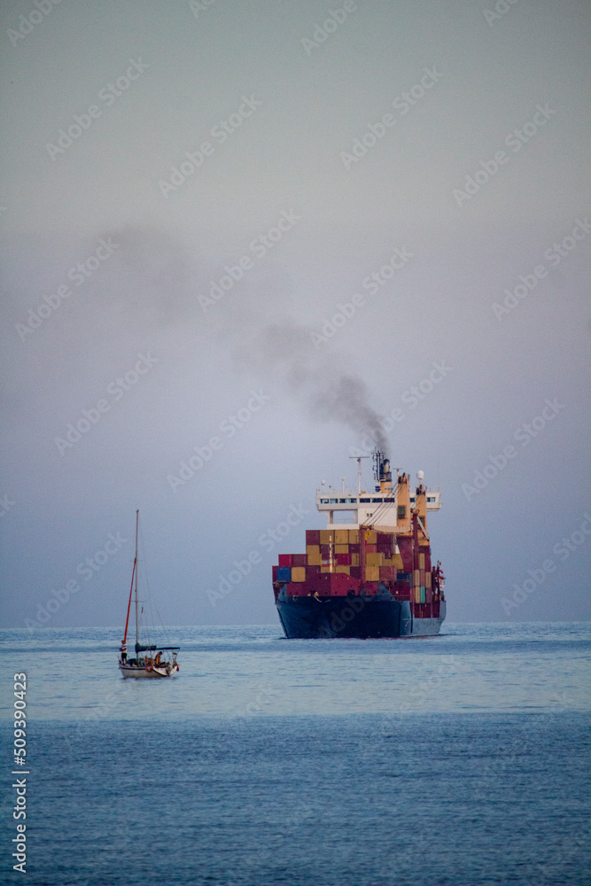 barco con contenedores siendo transportados Stock Photo | Adobe Stock