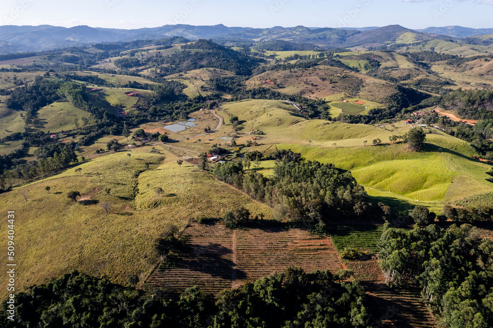 Fotografia aérea da cidade de Caconde em São Paulo. Fazendas ...