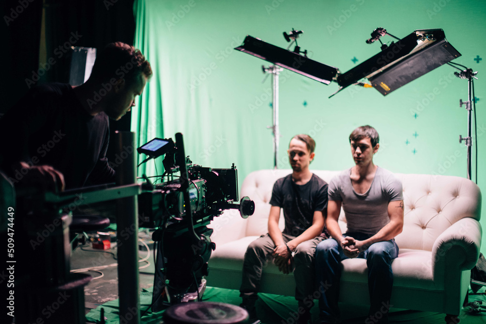 Foto de Professional male actors work in the frame on the set. Shooting ...