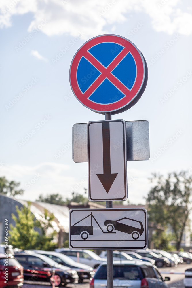 The road sign prohibits stopping against the background of buildings ...