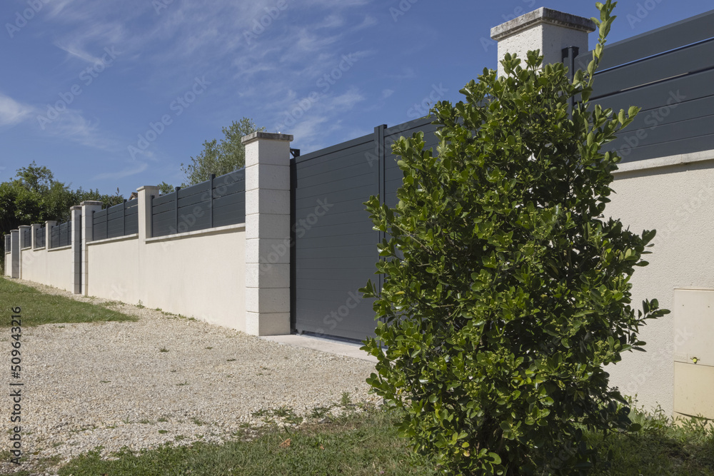 Palissade et portail d'une maison en aluminium gris Stock Photo | Adobe ... Palissade et portail d'une maison en aluminium gris Stock Photo | Adobe ...