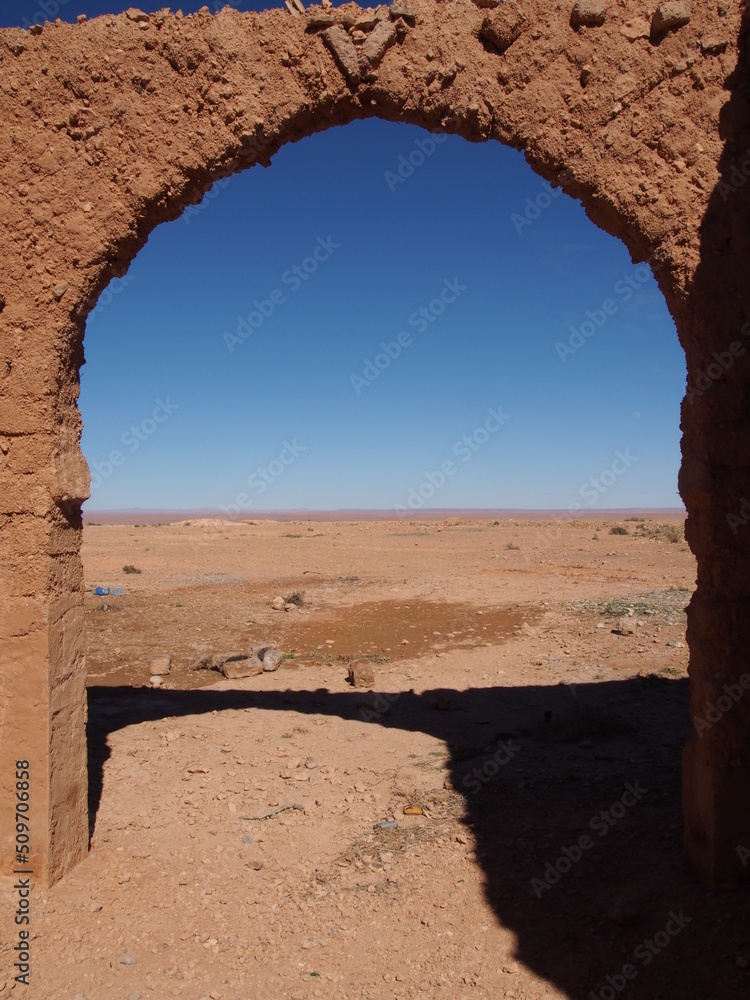 Un vieux fort abandonné dans le désert du Sahara au Maroc Stock Photo ...
