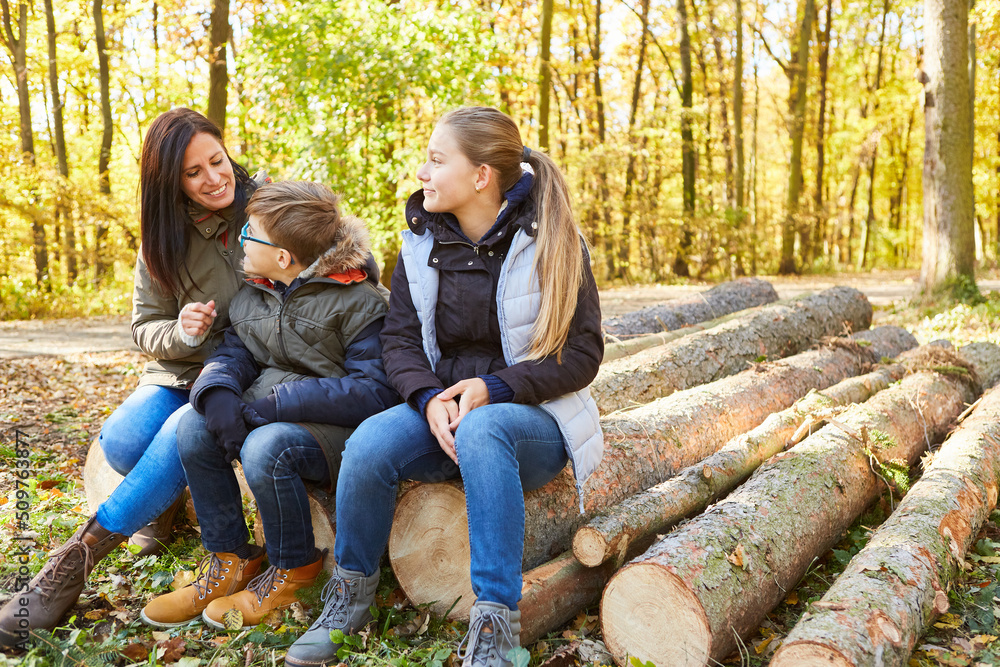 Zwei Kinder und Mutter beim Ausflug in der Natur im Wald Stock Photo | Adobe Stock