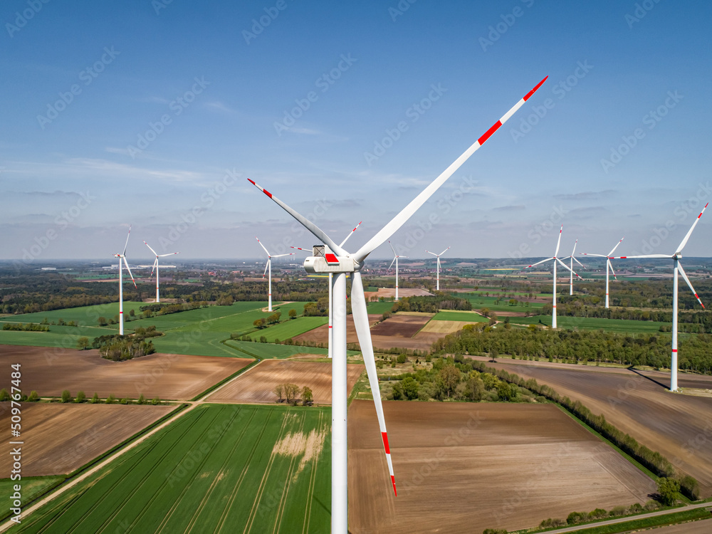 Luftaufnahme von der Rückseite der Turbine von einem Windrad. Stock ...
