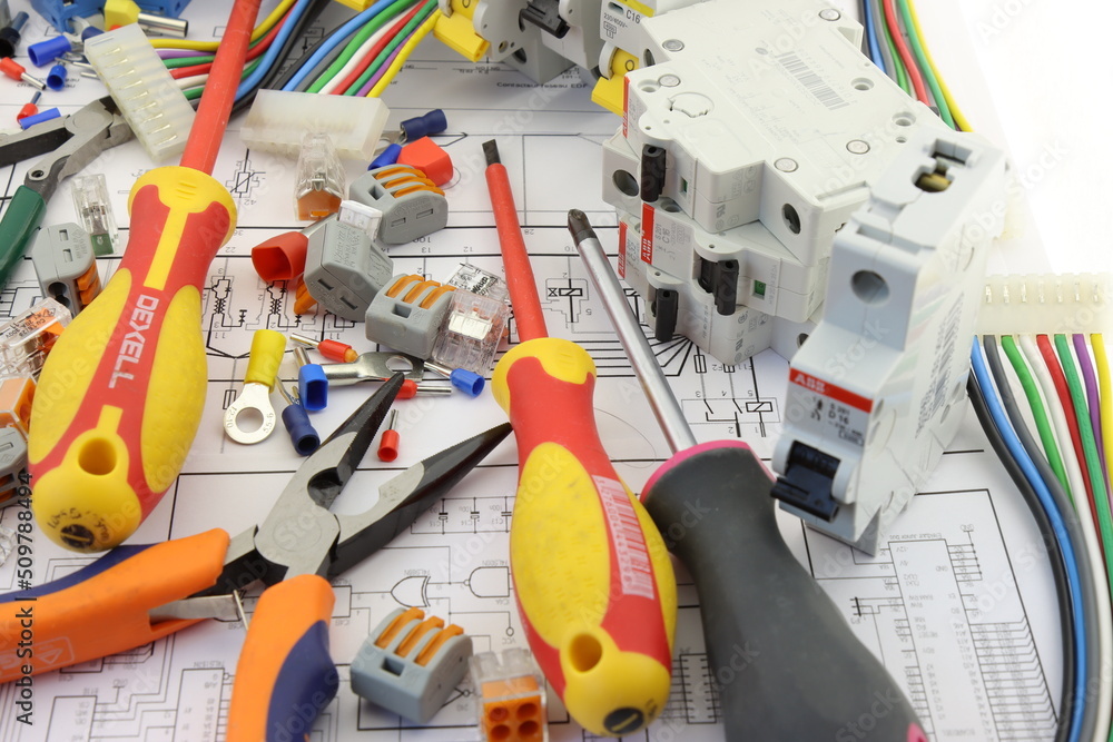 Automatic current switches and materials for the installation of the ...