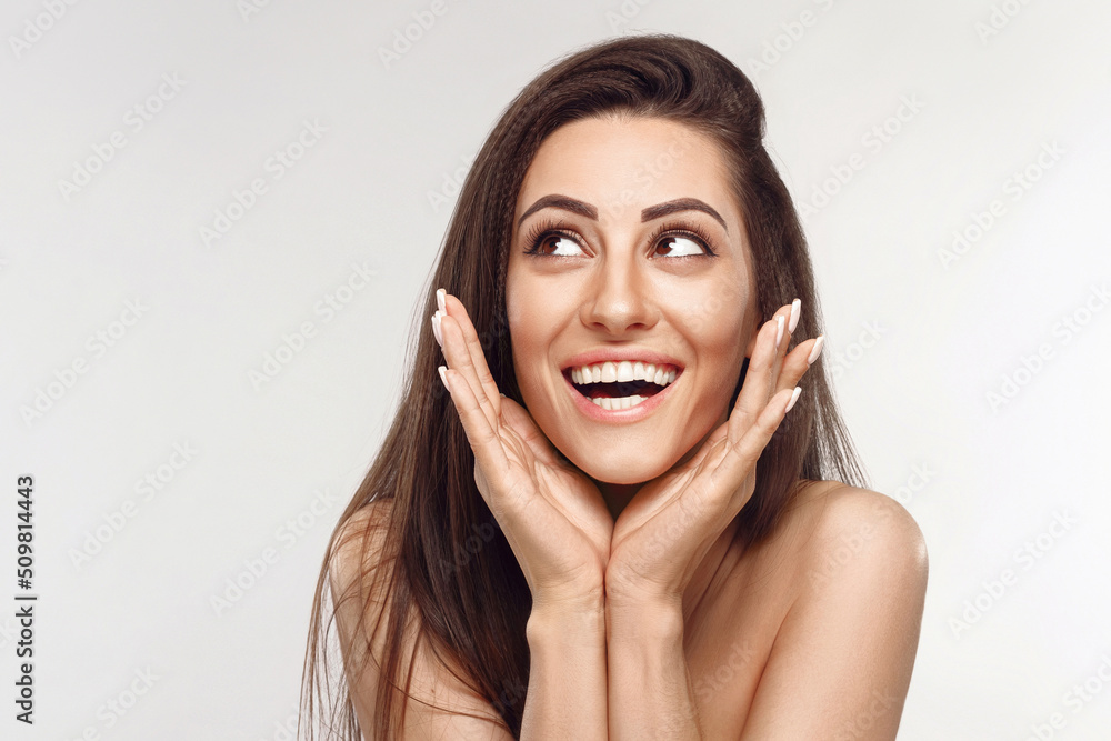 Foto de Shocked and surprised girl laughing covering mouth her hands ...
