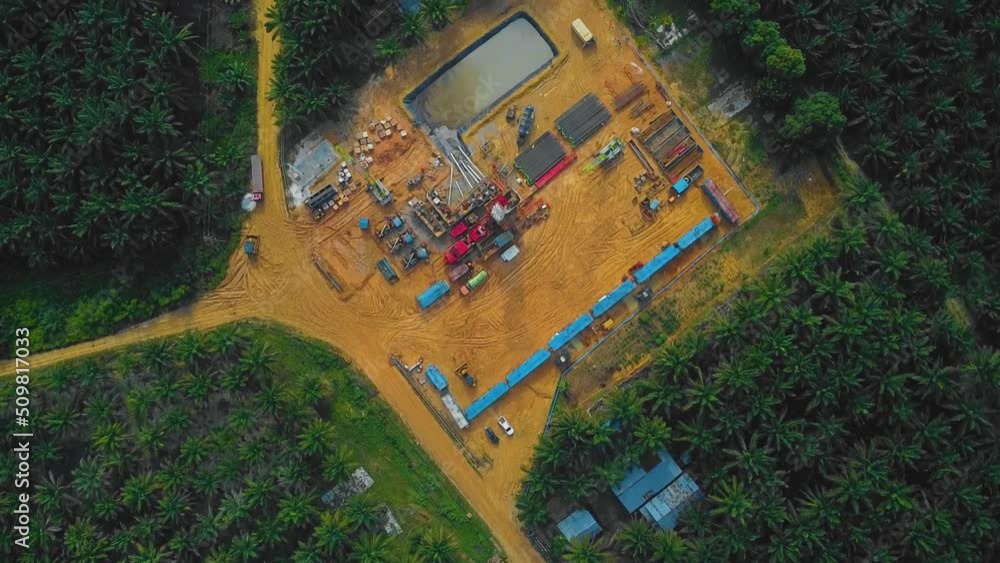 Vidéo Stock Cinematic Onshore Drilling and Workover Rig structure and ...