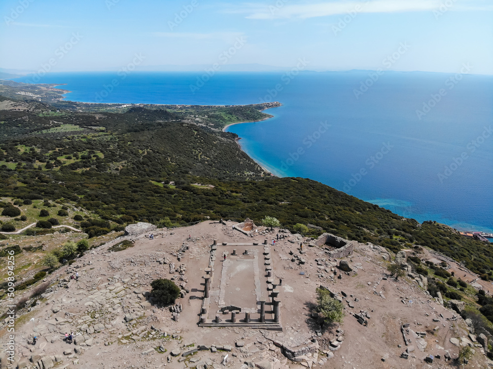 Foto de Assos, Athena temple. Aerial view of the ruins in the ancient ...