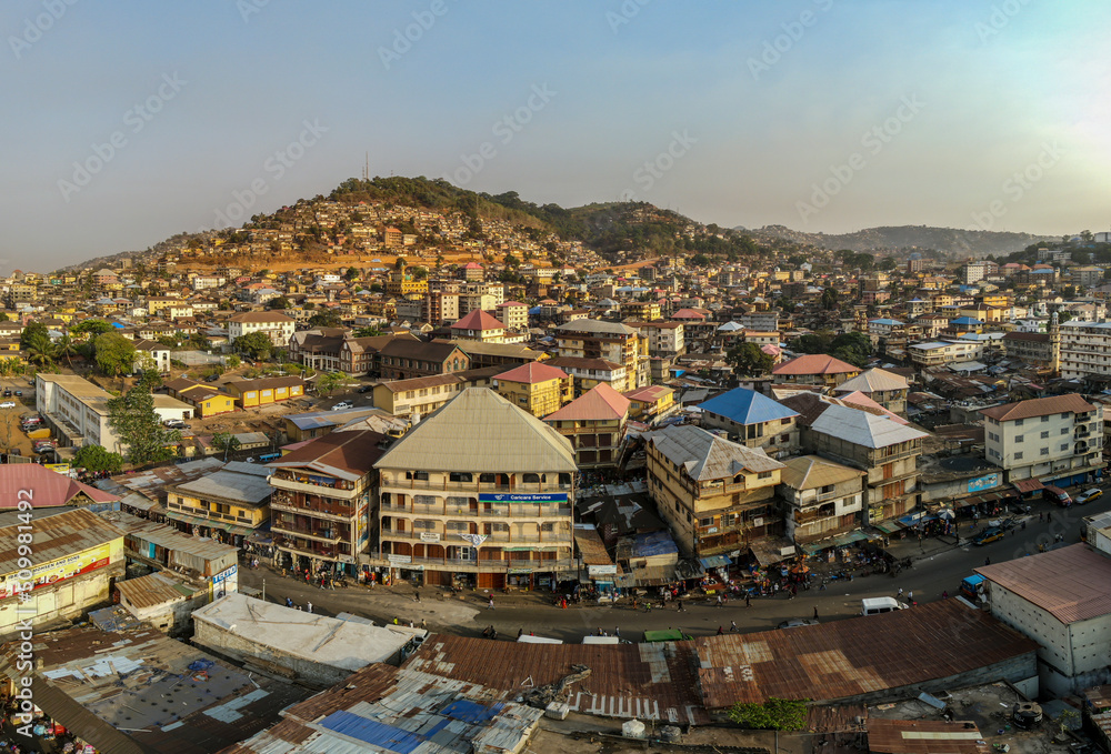 Foto de Freetown, Sierra Leone - 16 April 2022: Aerial view of people ...