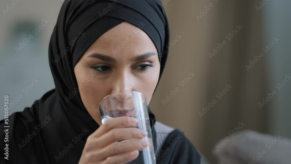 Vídeo do Stock: Muslim islamic girl woman wears hijab hold tablets ...