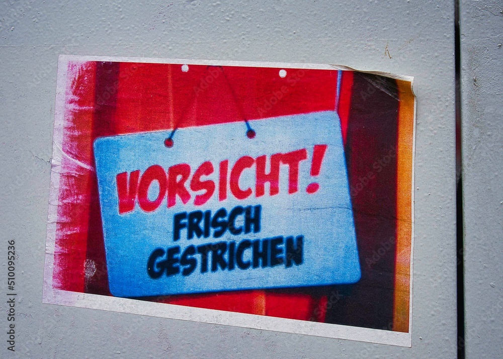 Schild Vorsicht gestrichen! Hinweisschild, Malerarbeiten Stock Photo ...