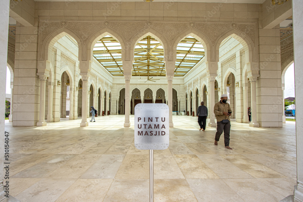 Beautiful islamic architecture of Masjid Sri Sendayan the new and the ...