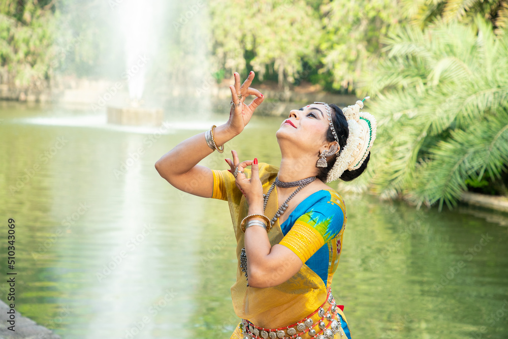 Stockfoto Indian woman Odissi dancer doing classical dance form outdoor ...