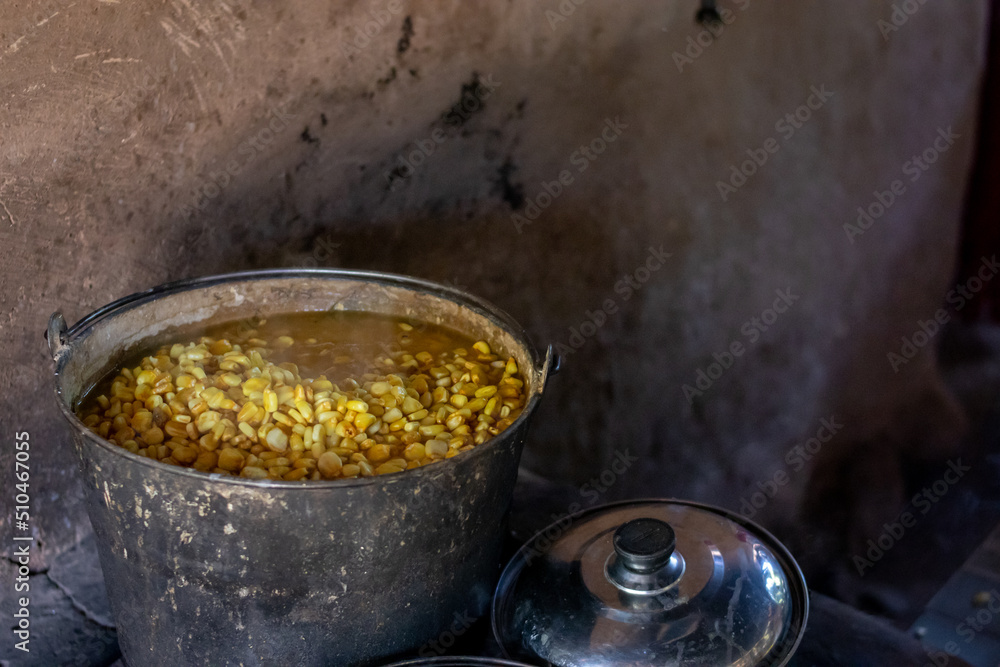 preparacion de nixtamal de maiz, para la elaboracion de tortillas ...