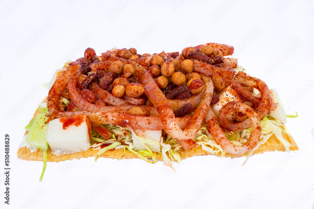 Churro preparado con ensalada, cacahuates, churros y cueritos, chamoy y ...