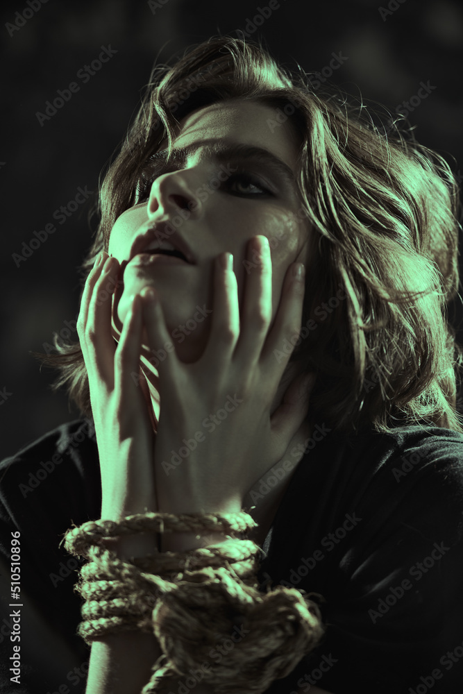 Poster victim suffering in captivity – Wall Art | UkPosters