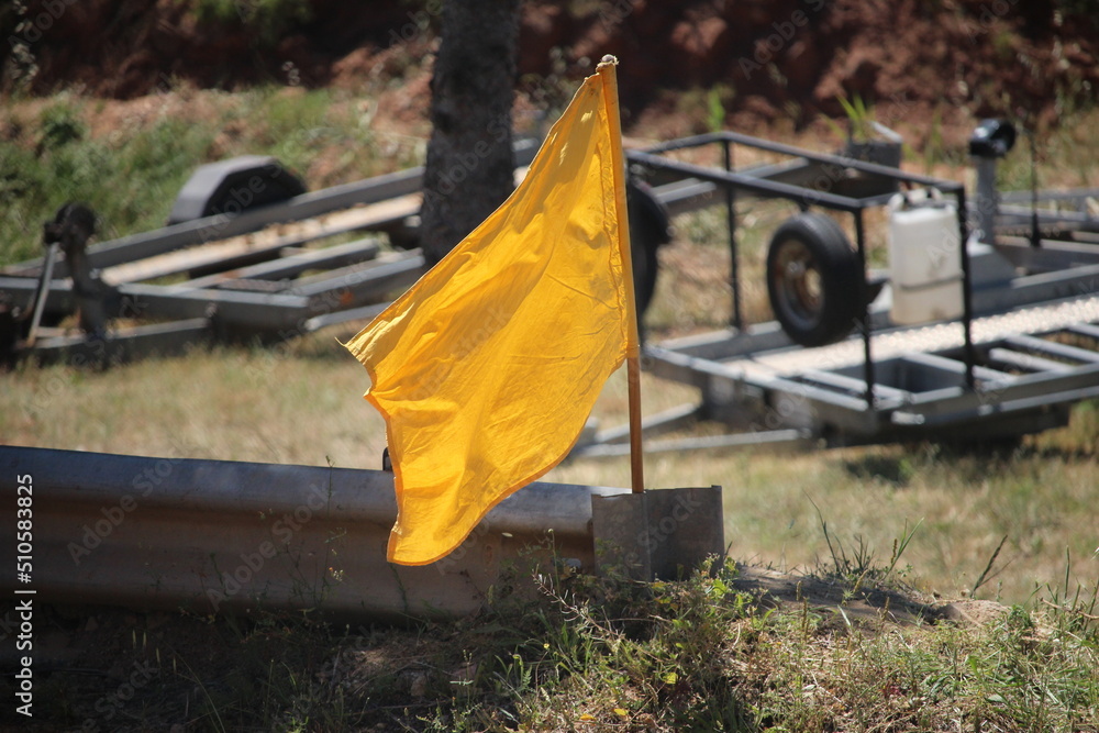 drapeau jaune de course de voiture Stock Photo | Adobe Stock