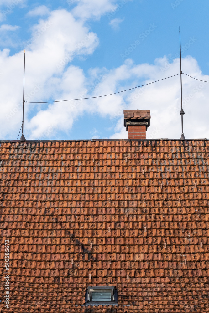 Dach mit Blitzableiter auf Appenzeller Haus mit roten Ziegeln und ...