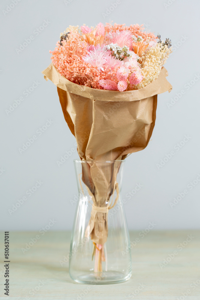 Distintos ramos de flores y composiciones de arte floral. Ramos de ...