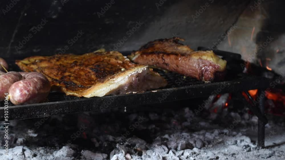 Bife asado. Carne de vaca. Asado argentino. Comida típica de argentina ...
