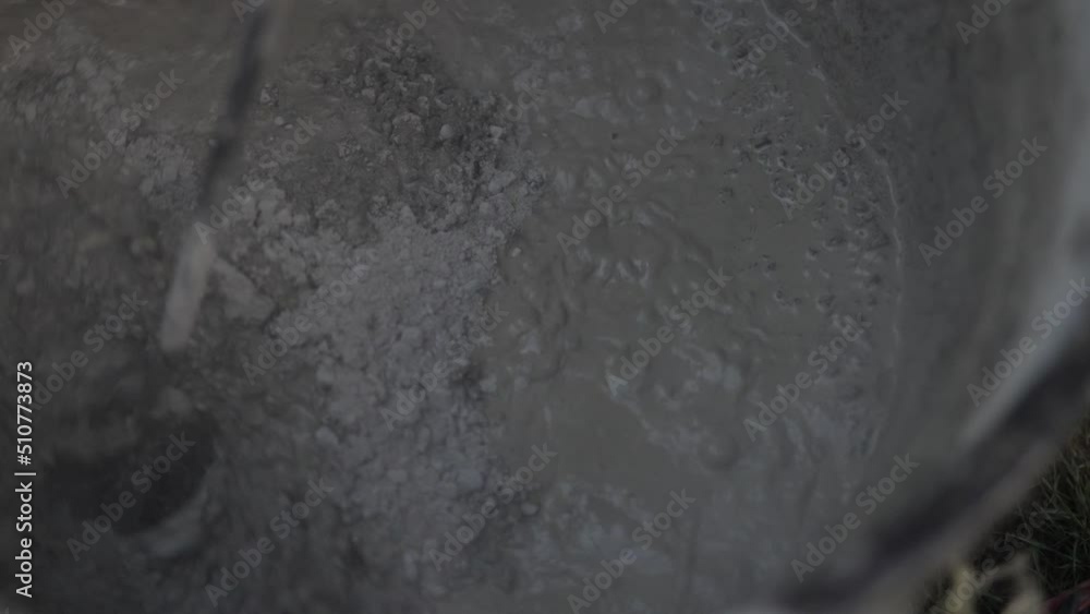 Mix fresh cement in a bucket with the drill and a stirrer vídeo do ...