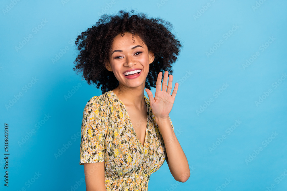 Portrait of attractive cheerful wavy-haired girl waving hi hello ...