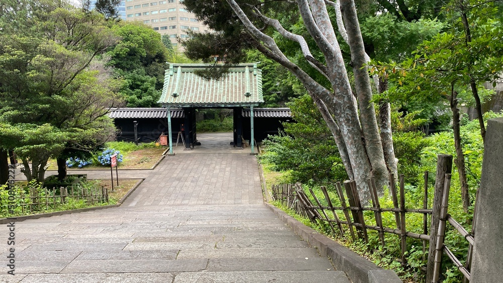 Foto Stock The steps and the entrance gate of Yushima shrine ...