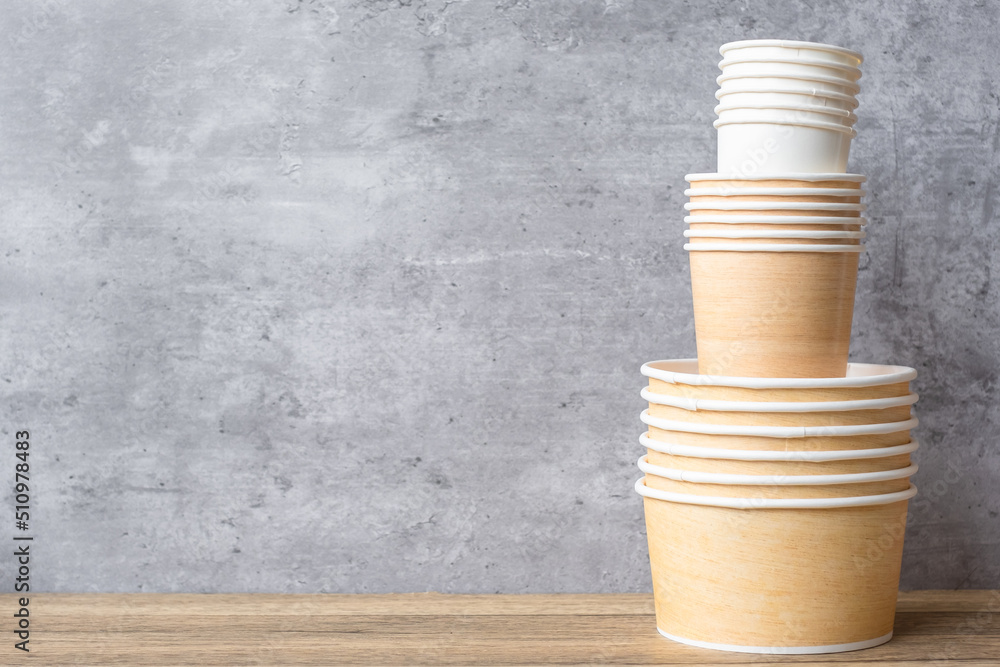 Eco friendly food packaging on table background. natural container: cup ...