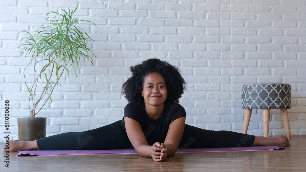 The mulatto made a cross twine located on a purple mat, which helps to ...