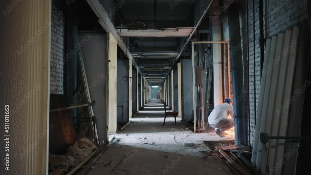 Dismantling of walls and overhaul of the premises. The builder cuts ...