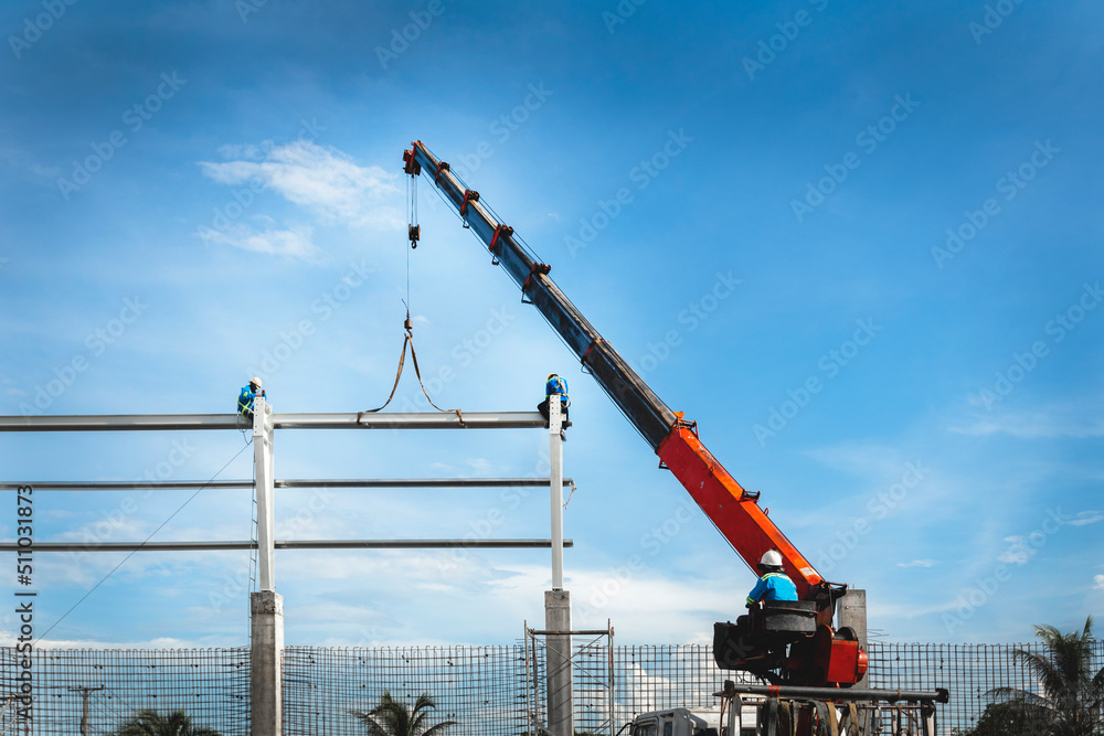 Fotografia do Stock: Mobile crane lift steel roof frame to install ...