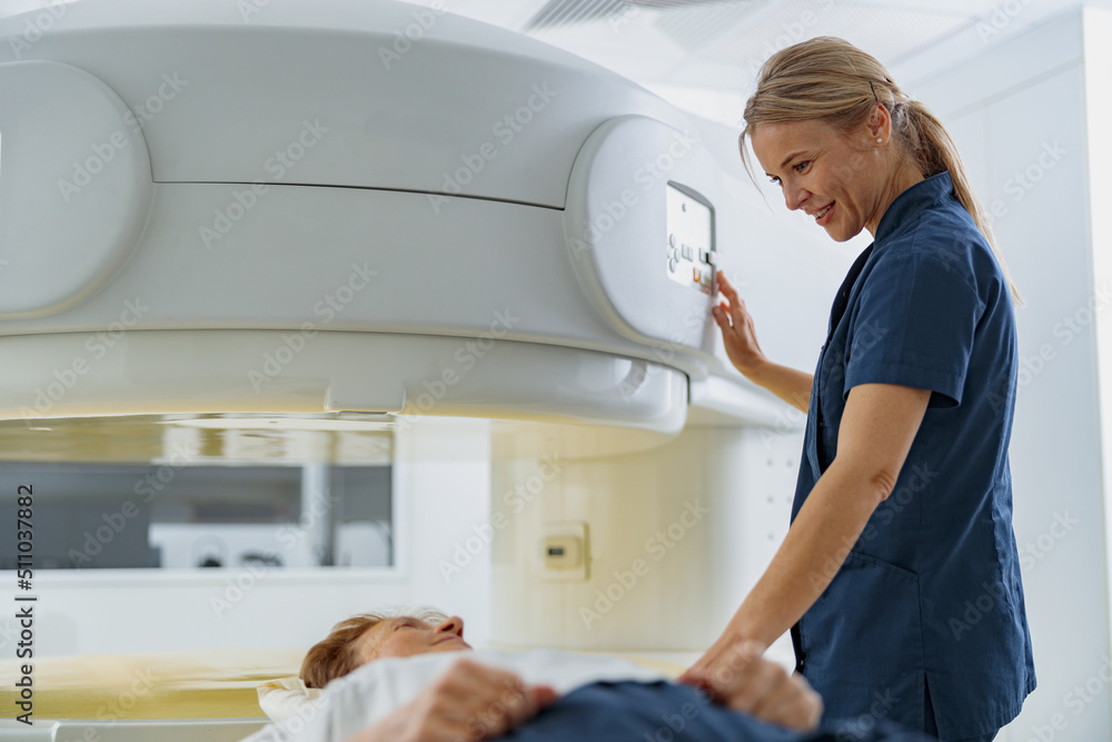 Póster Radiologist controls MRI or CT Scan with patient undergoing ...