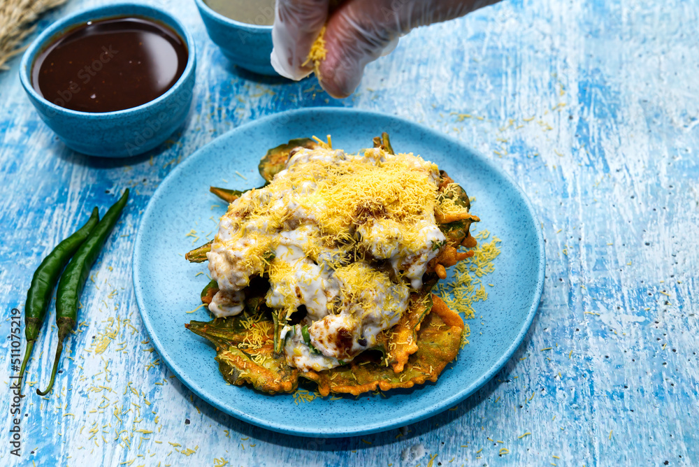 Palak Patta Chaat (Crispy Spinach Chaat) is an Indian street food ...