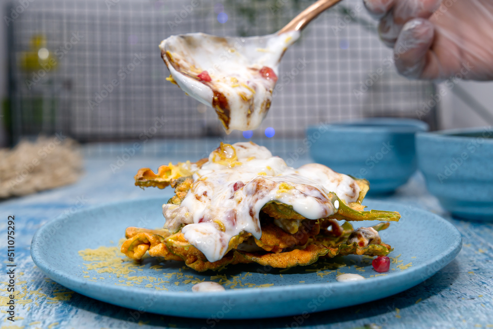 Palak Patta Chaat (Crispy Spinach Chaat) is an Indian street food ...