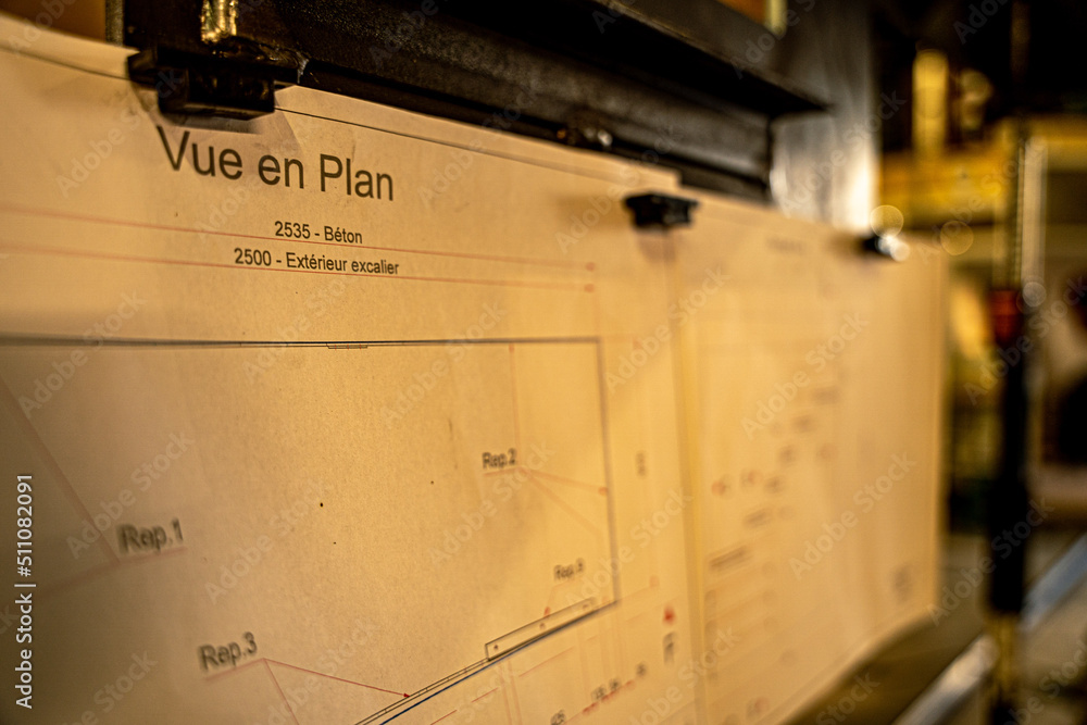 Plan de construction accroché sur un mur Stock Photo | Adobe Stock