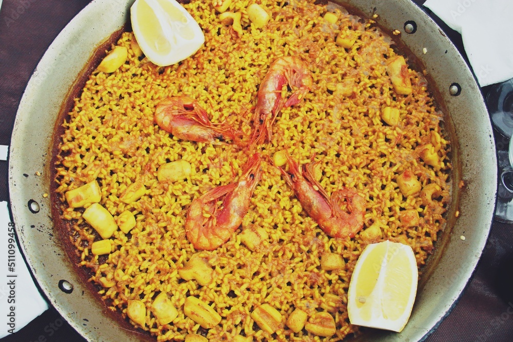Paella de marisco servida en un restaurante de El Palmar, en Valencia ...
