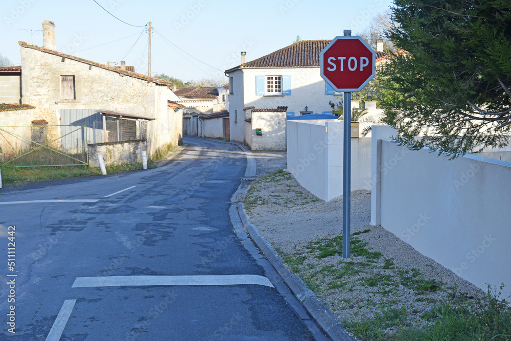 Panneau Stop et ligne blanche au sol. Stock Photo | Adobe Stock