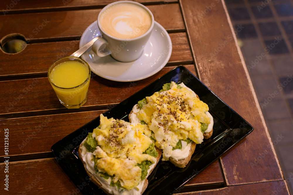 Desayuno saludable con café, jugo natural y tostadas de queso crema ...