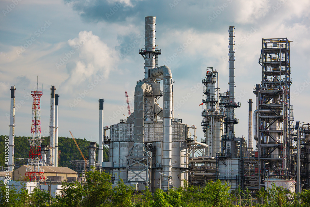 Foto de Oil and gas industry tank refinery tower crude oil pipeline the ...