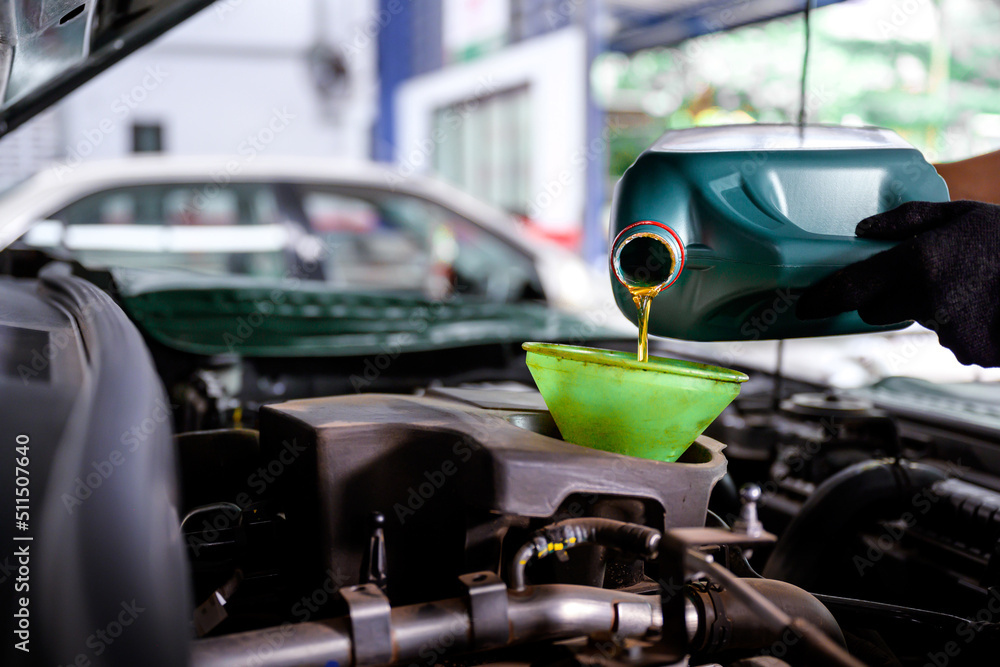 auto mechanic Refilling the engine oil according to the usage period To ...