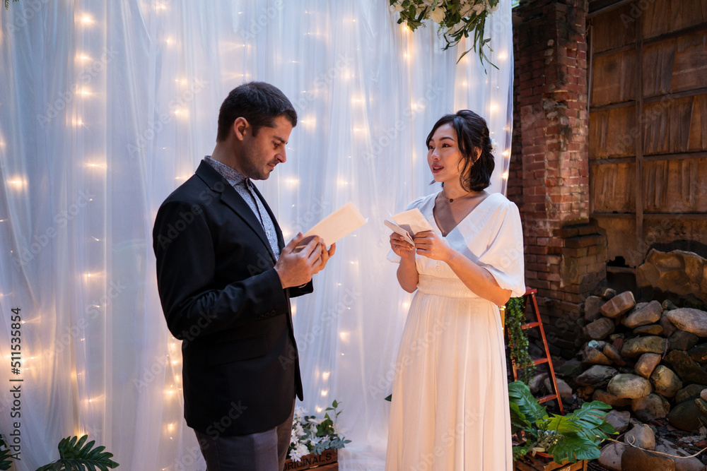 Bride and groom reading vows during wedding ceremony Stock Photo ...