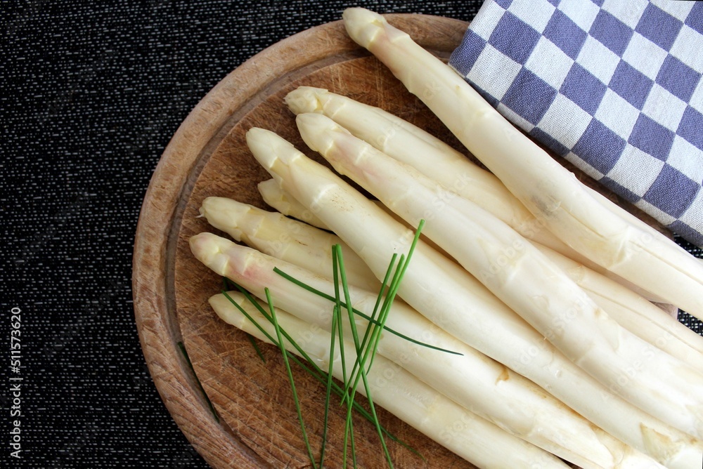 Weißer Spargel (mit Schnittlauch) aus deutschem Anbaugebiet auf einem ... Weißer Spargel (mit Schnittlauch) aus deutschem Anbaugebiet auf einem ...