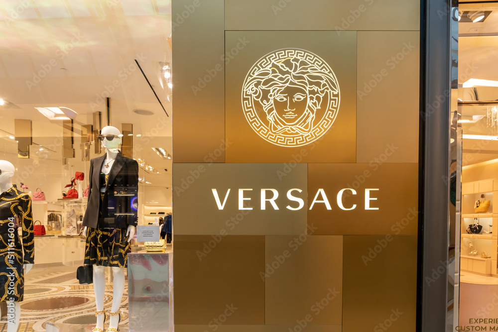 Foto de Orlando, Florida, USA - February 6, 2022: Versace store front ...