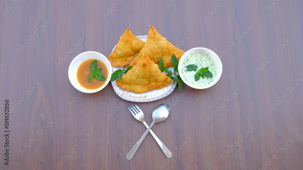 Vidéo Stock Samosa Chaat. Samosa snack. Asian traditional snacks samosa ...