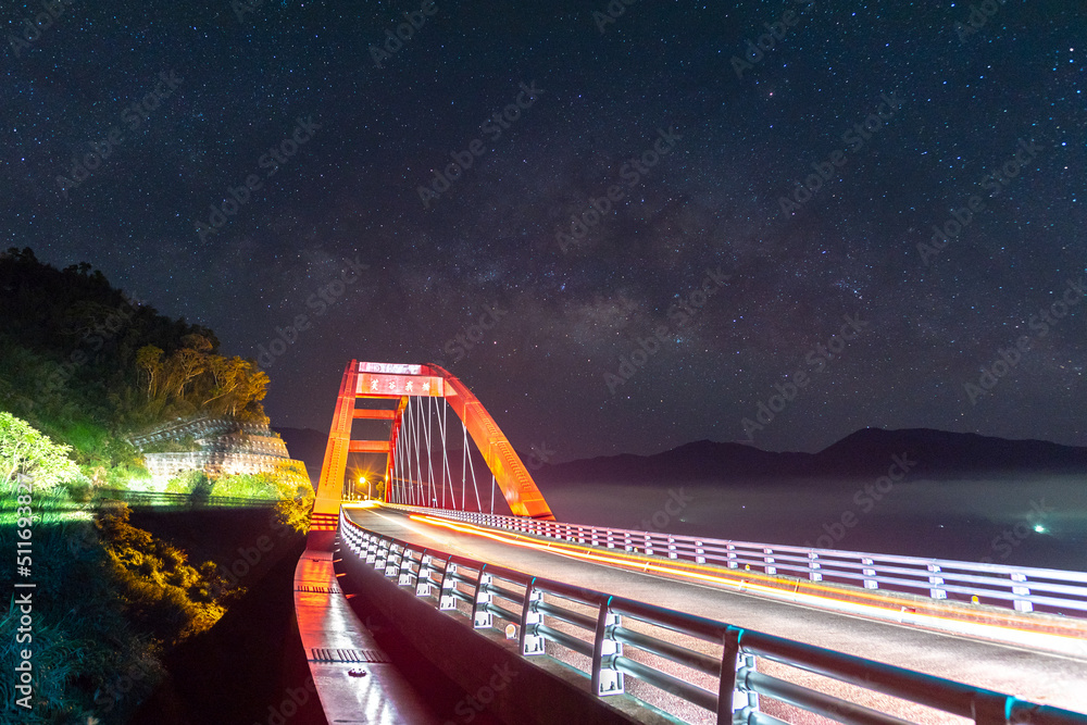 This is an iron bridge in Alishan, Chiayi, Taiwan! When the night falls ...