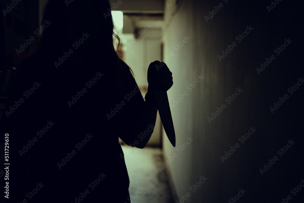 Foto de The shadow of a female murderer stood terrifyingly holding a ...