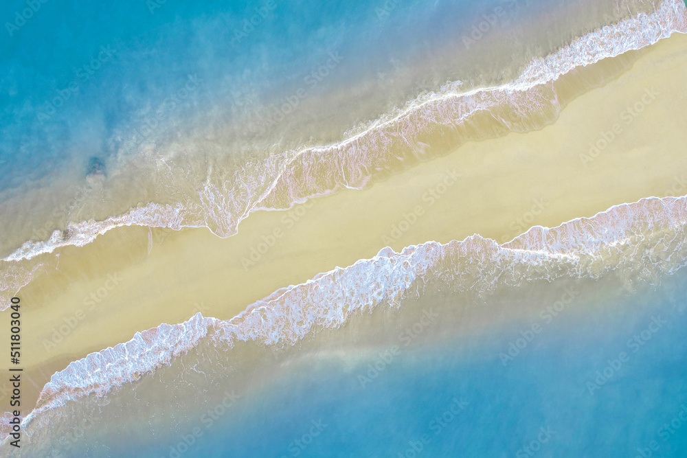 Foto Stock aerial view of the Separated Sea Blue waters on both sides ...